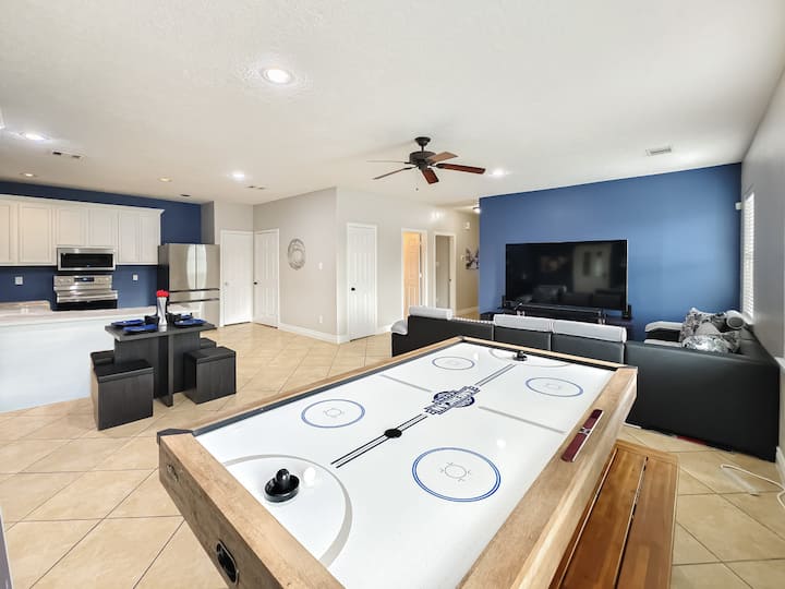Modern 3br W Air Hockey, Bbq, 85" Tv, Sleeps 10 - Deer Park, TX