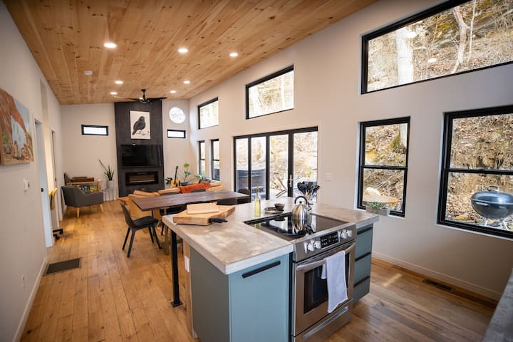 Blackbird ~New!~ With Spa & Outdoor Shower - Slade, KY