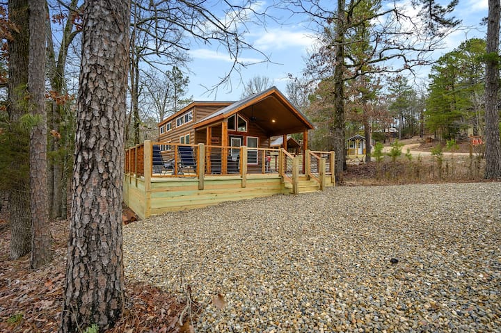 $100 Cleaning Fee! Tiny Cabin W/ Hot Tub+loft+pets - Broken Bow