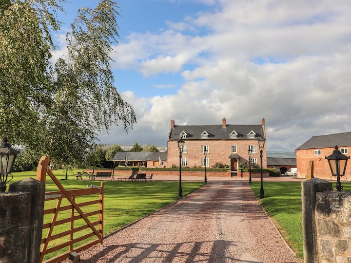 Rhandregynwen Hall - Oswestry