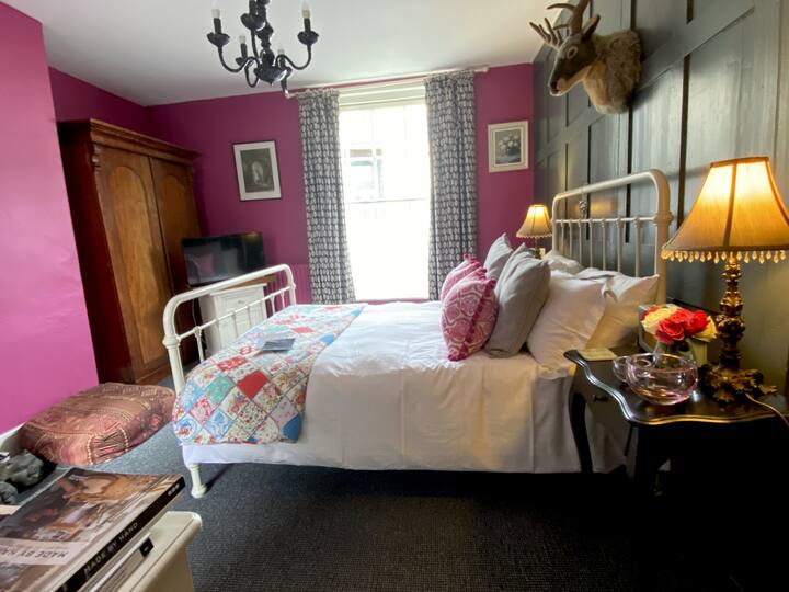 Tavistock Town Centre, Devon. Double En-suite. - Tavistock