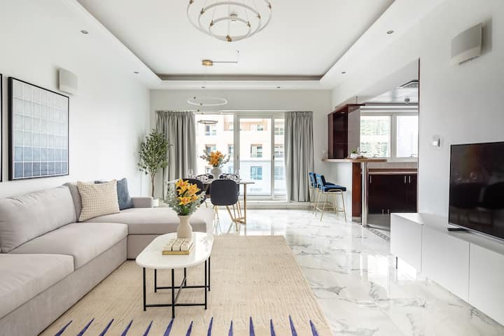 Spacious 1br W/ Partial Marina Views! - Dubai