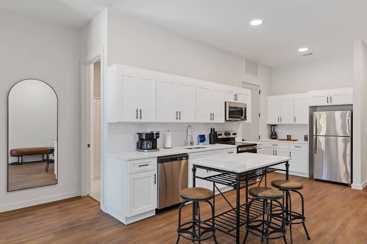 Corbin 1302: The Yale-1- Bedroom Retreat - Fort Worth, TX