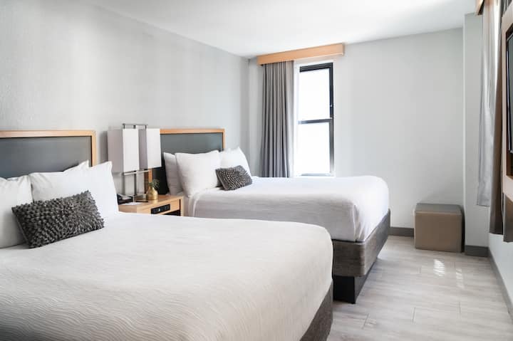 Standard Double Hotel Room At Magnificent Mile - Chicago, IL