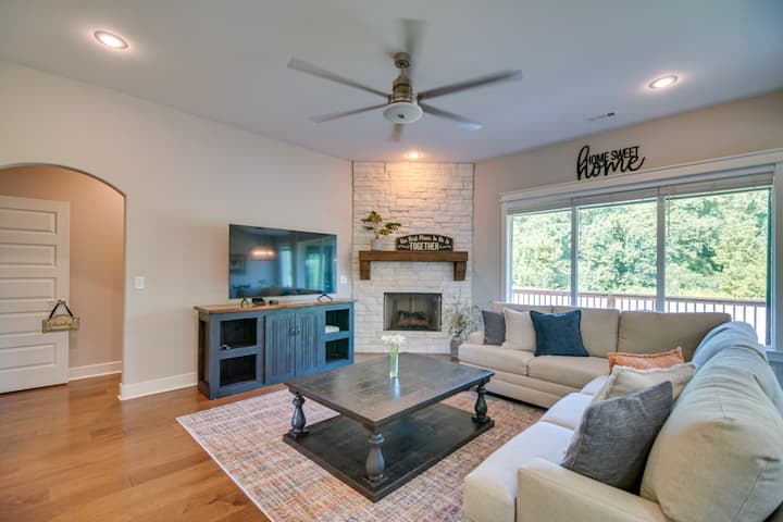 Fayetteville Vacation Rental W/ Deck & Shared Pool - Fayetteville, AR