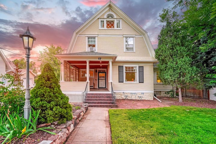 Cascading Manor! Mansion & Guesthouse W Fire Pit - Colorado Springs