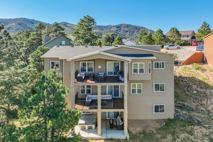 Stargazer Paradise! Hot Tub, Gym & Man Cave - Larkspur, CO