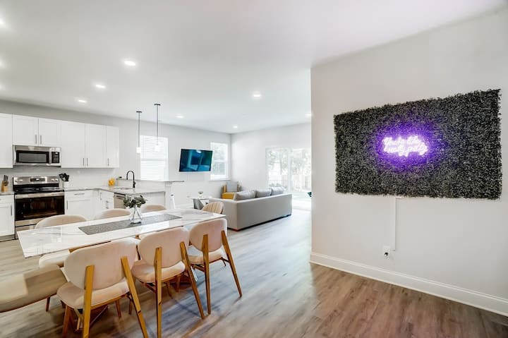 Escape To Luxury I Uptown Stunner | Brand New - Charlotte, NC