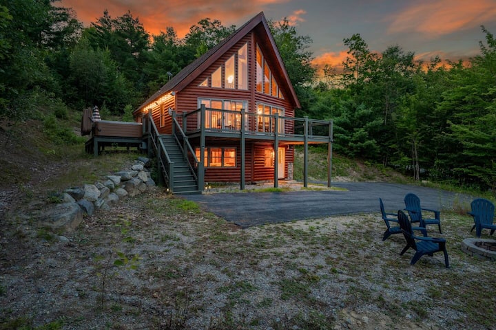 Spruce Peak Chalet! Hottub! Dogs Ok! Firepit! A/c! - New England