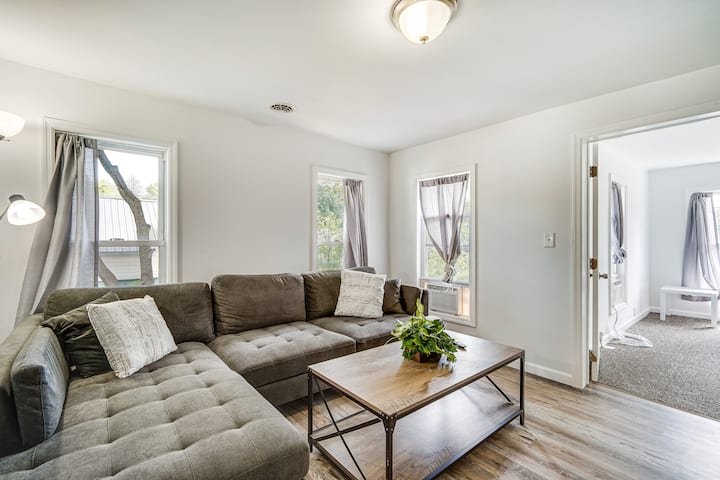Cozy Glens Falls Getaway < 1 Mi To Downtown - Glens Falls, NY