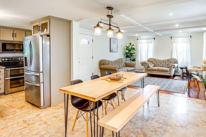 Fenced Backyard, Grill & Deck: Bernville Home! - Hamburg, PA