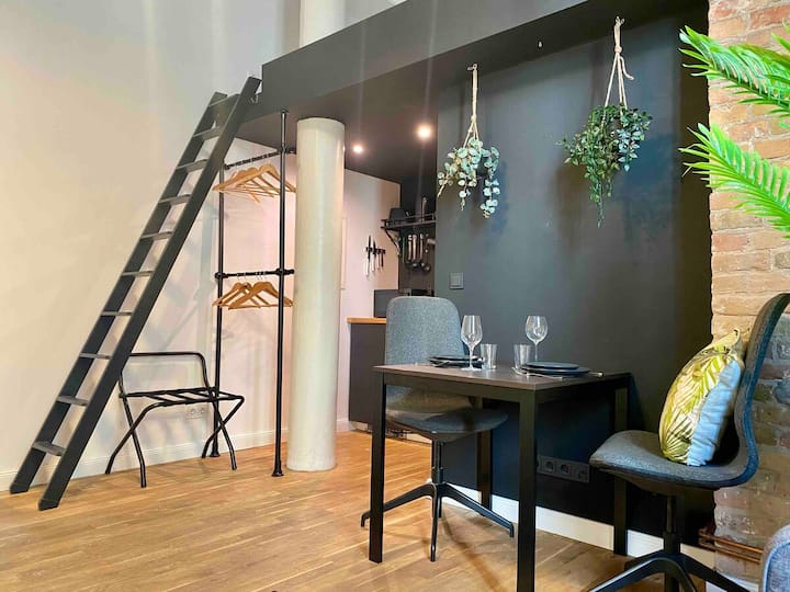 Central Studio: In 5 Minutes To Alexanderplatz - Berlin