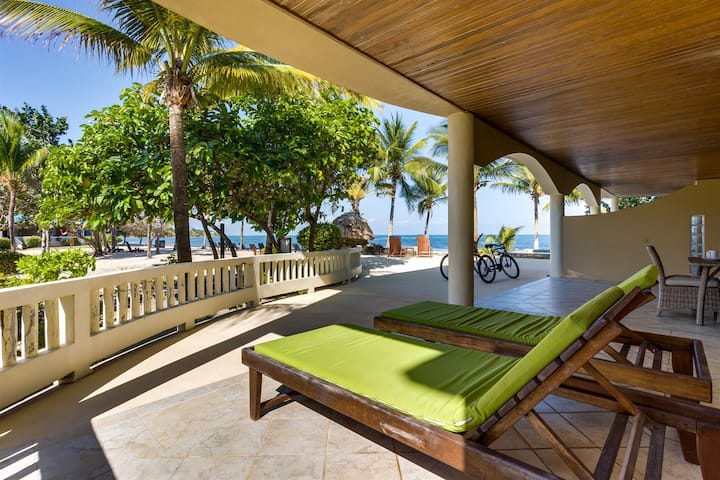 Beachfront 2br Villa With Pool & Spacious Layout - 貝里斯