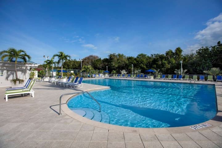 Dazzling Ocean View Suite Heated Pool Beach Marina - Tavernier, FL