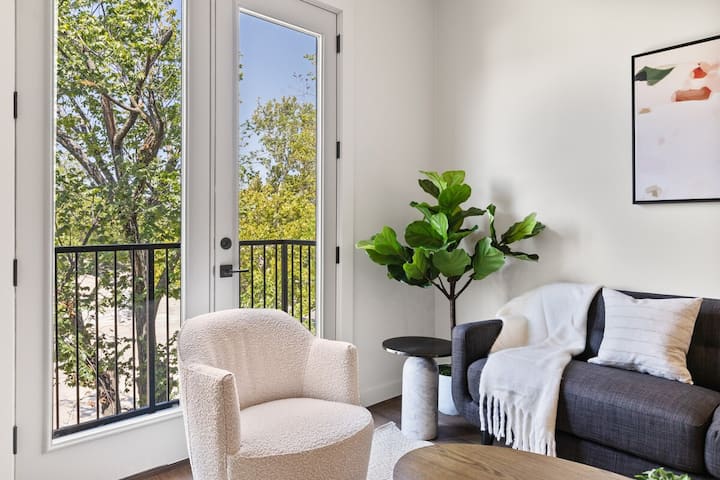 Corbin 1305: 1-bedroom Modern Columbia Suite - Fort Worth, TX