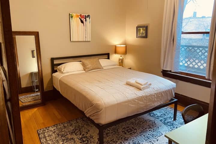 Pearl Room In Blue House On The Park - Minneapolis, MN