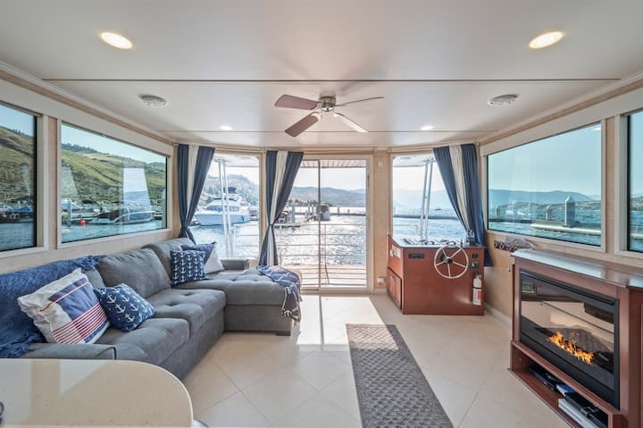 Unbeatable Views-stationary Houseboat On The Lake - Chelan, WA