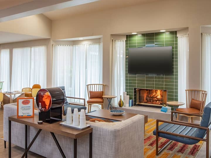 Breath Of Fresh Air! 3 Posh Units, Pet-friendly - Foxborough, MA