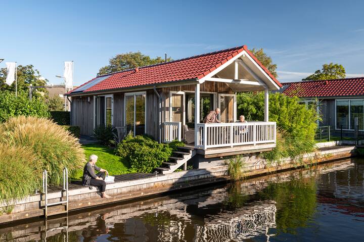 Atmospheric Waterfront Chalet With Private Jetty - Joure