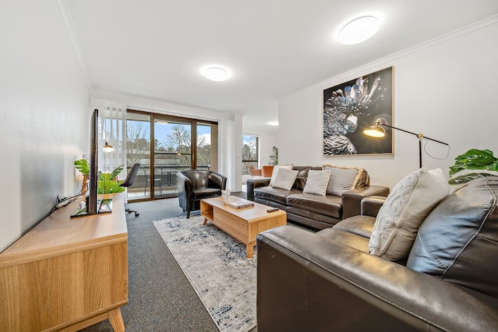 2-bed With Pool, Bbq, Tennis Court & Parking - Manuka Oval