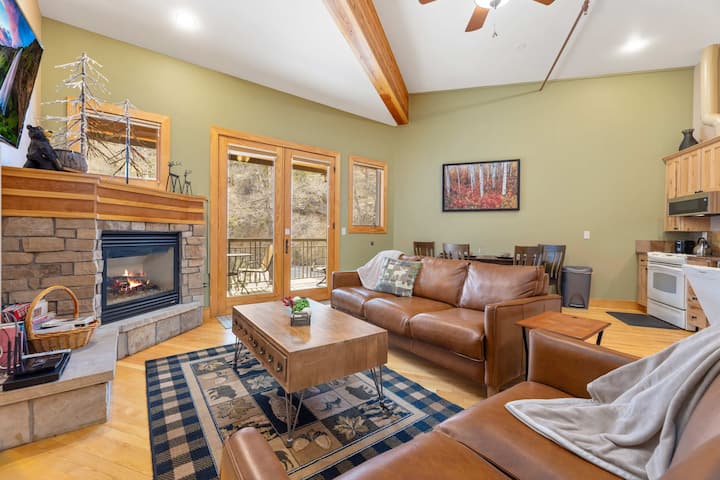 River Overlook Loft: Downtown Condo - Estes Park, CO