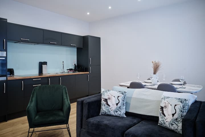 Deluxe Two Bedroom Apartment. Newly Renovated. - Preston
