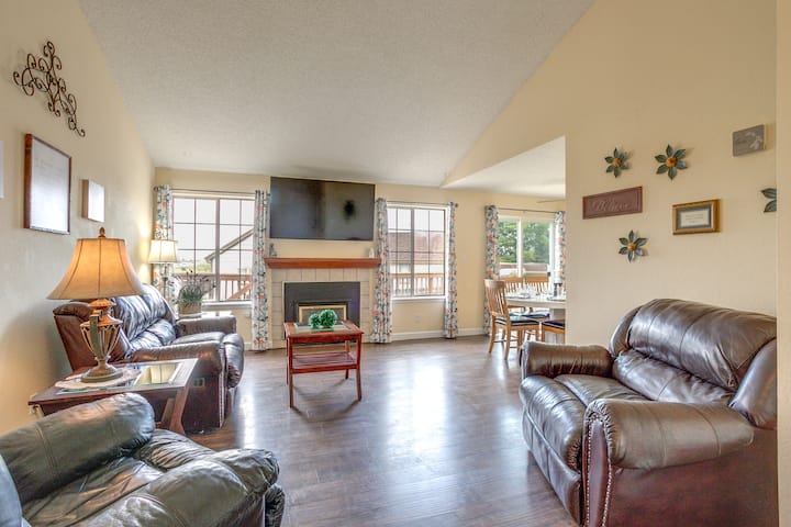 Grill, Fireplace & Fenced-in Yard: Thornton Home! - Thornton, CO