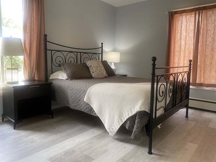 Affordable 1bd Apt Walk To Isu 8 Minutes To Rivian - Illinois