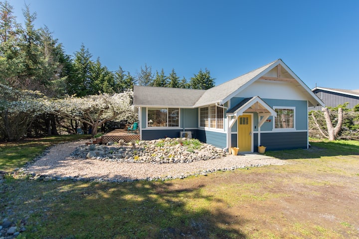 Sequim Escape W/ Gas Grill & Deck, Walk To Beach! - Sequim, WA