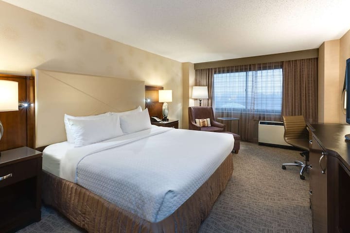 Rare Find! Free Airport Shuttle, W/ Indoor Pool! - White Plains, NY