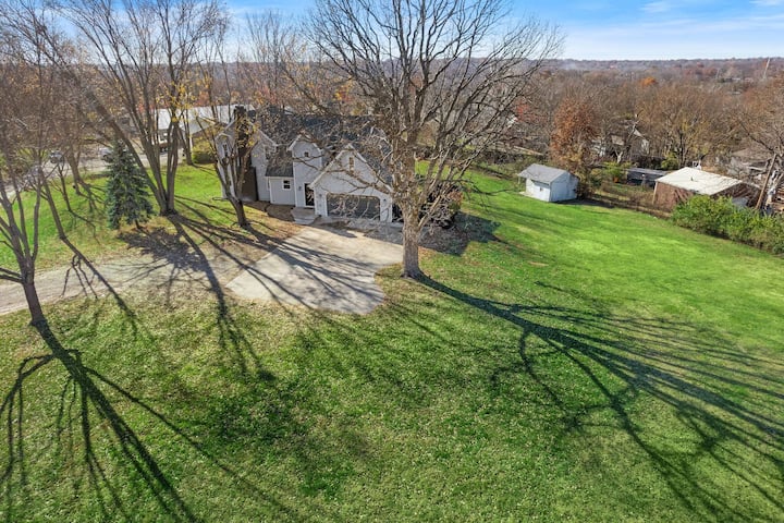Renovated 4br+ Independence Retreat On 1.3 Acres - Independence, MO