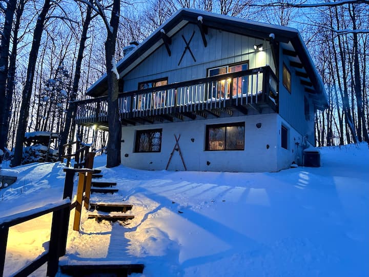 Mountain Top Chalet ~ A/c & Close To Rec Trails! - Peninsula, MI