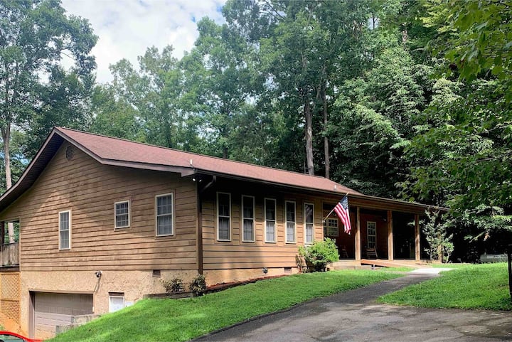 Pet Friendly Fire Pit, Movie Theater, Pool, Sauna - Townsend, TN