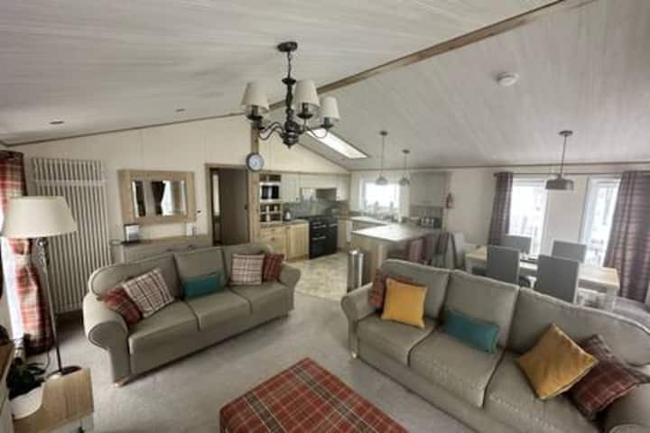 Luxury 6-8 Berth Lodge - Barton on Sea