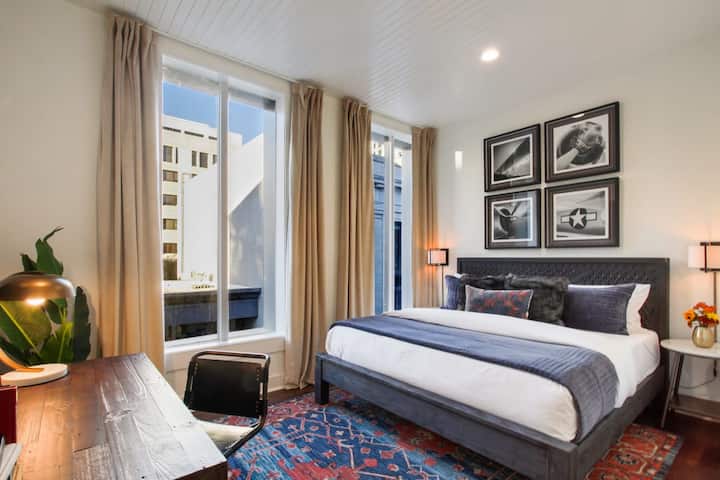 Bright, Central Historic Home - Savannah, GA