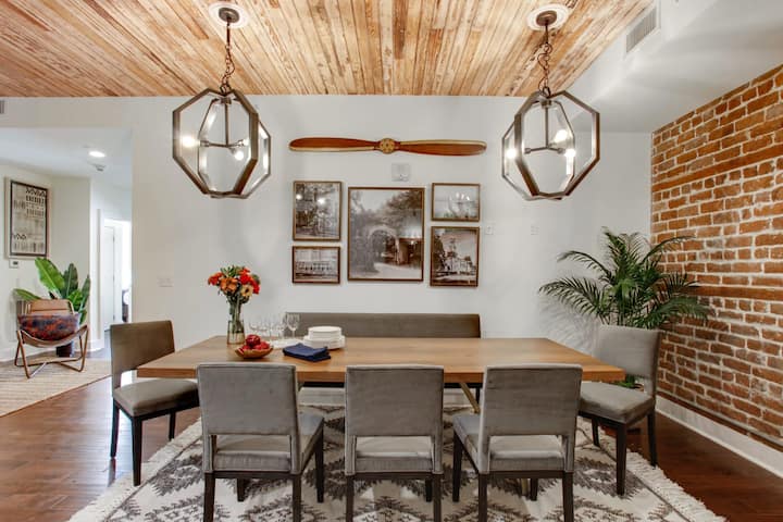 New Renovation Blocks From River St - Savannah, GA