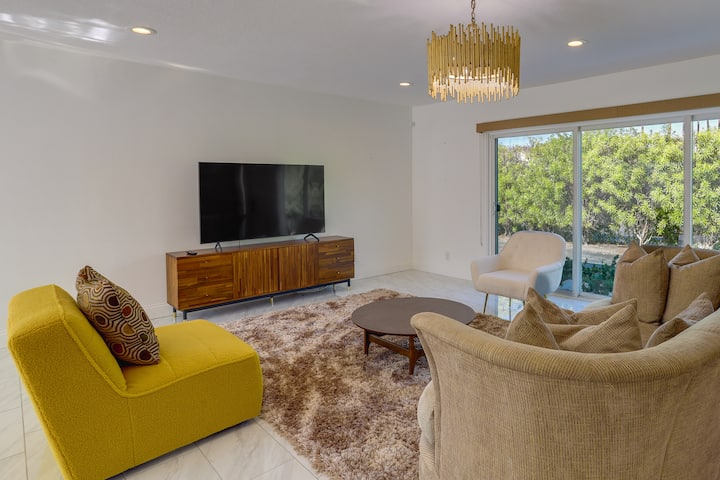 Sunny Palm Springs Townhome W/ Pool Access! - Palm Springs, CA