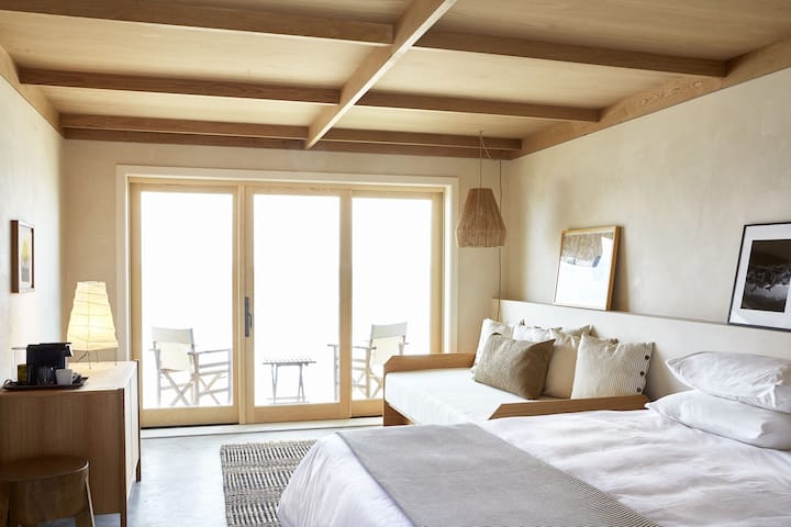 Pleasant Stay! Private Beach, Outdoor Pool - Montauk, NY