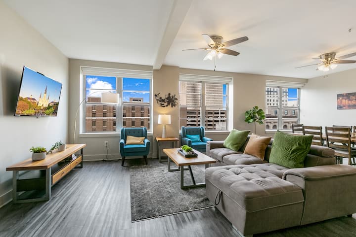 Spacious 4br Luxury Condo Steps To French Quarter - New Orleans, LA