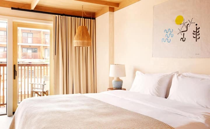 Beach Break In Montauk! Free Breakfast & Parking! - Montauk, NY