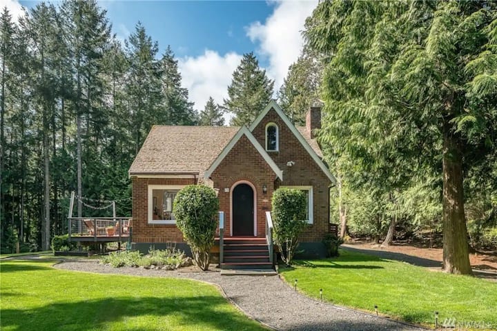 Newly Renovated 1929 Cottage Near Roche Harbor Wit - Roche Harbor, WA