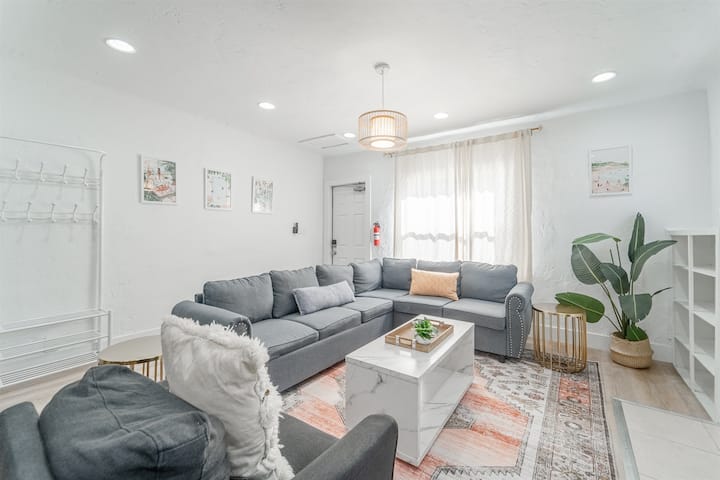 3 Bd W/ Parking And Shared Yard - Palm Wave Stays - West Palm Beach, FL