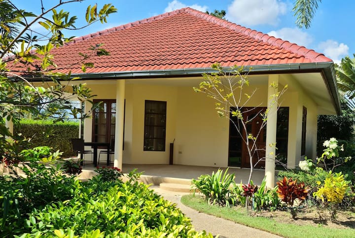 Beautiful Bungalow With Shared Outdoor Pool And 2k - Khao Yai
