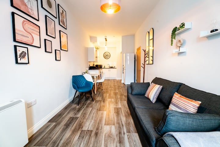 Converted Chapel Swansea | King Bed | Sleeps 4. - Swansea