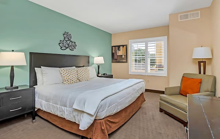 Near Disney - Modern1br - 2 Queens, Pool, Hot Tub! - Orlando, FL