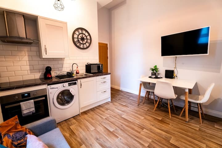 Converted Chapel Swansea | King Bed | Sleeps 4. - Swansea