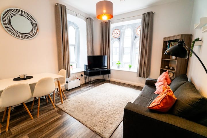 Converted Chapel Swansea | King Bed | Sleeps 4. - Swansea