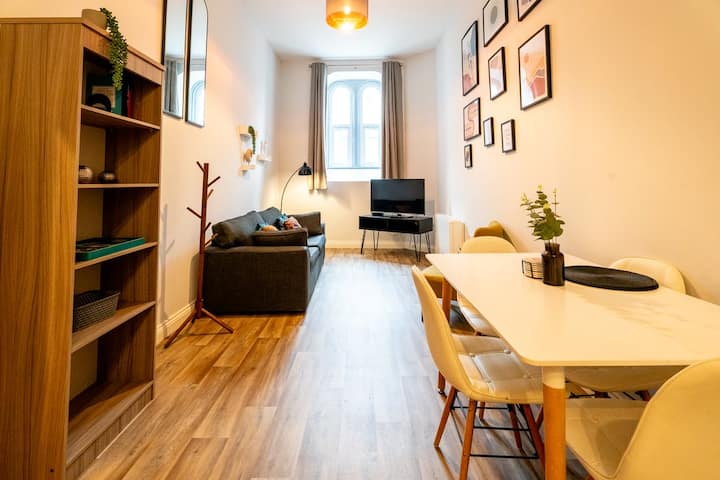 Converted Chapel Swansea | King Bed | Sleeps 4. - Swansea