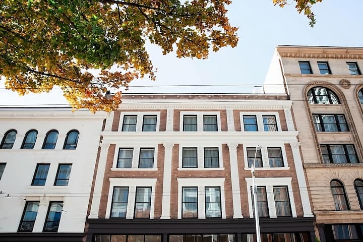 3 Convenient Units In Seattle! Pets Are Allowed - Seattle, WA