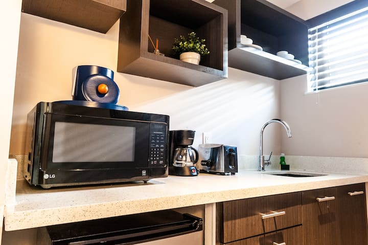 Stylish Queen Studio | Beach Nearby + Kitchenette - Surfside, FL